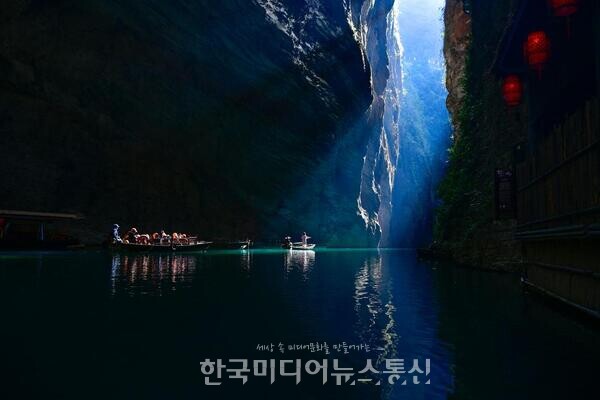 [사진] 절벽 틈새로 보이는 한 줄기 빛