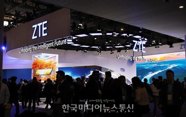 [사진] 'MWC 2024' ZTE 전시 부스 인산인해
